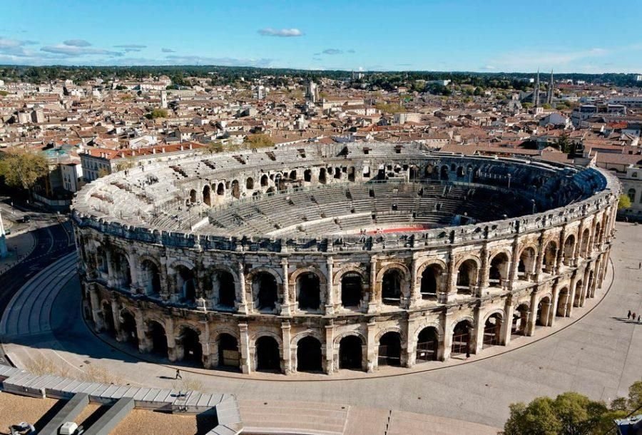 Explorar os vestígios romanos de Nîmes e sua arena histórica ...